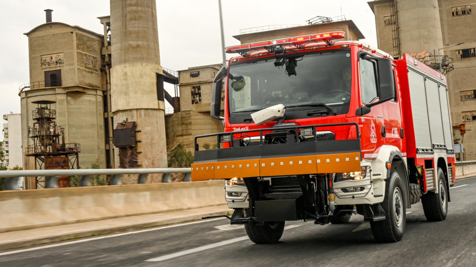 Αυτά είναι τα νέα ελληνικά πυροσβεστικά που σβήνουν φωτιές στην Εθνική ...