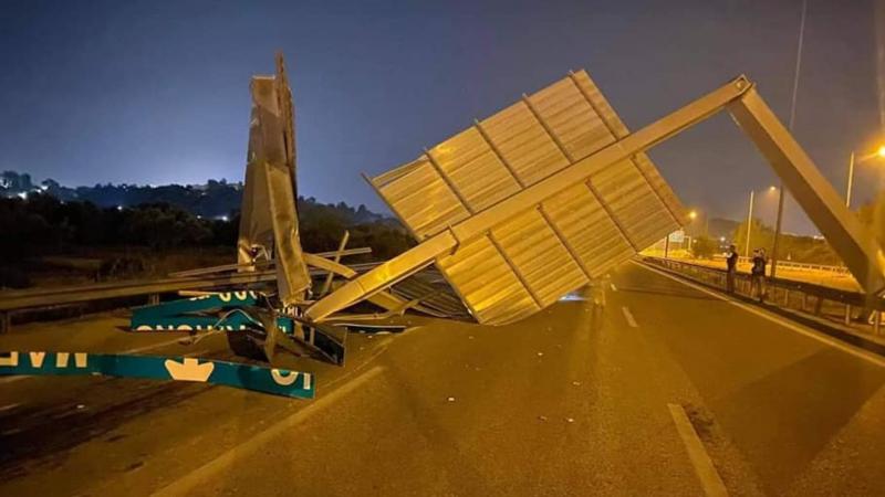 Νταλίκα έριξε πινακίδα στην Αττική Οδό -Διακόπηκε η κυκλοφορία (εικόνες ...