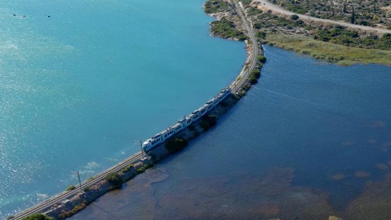 Ράγες πάνω στη θάλασσα: Τα ομορφότερα 450 μέτρα με τρένο βρίσκονται 1 ...