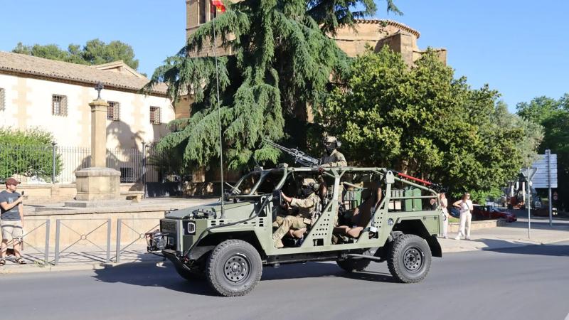 Αυτό το άγριο ισπανικό στρατιωτικό όχημα είναι κατά βάθος ένα Toyota ...