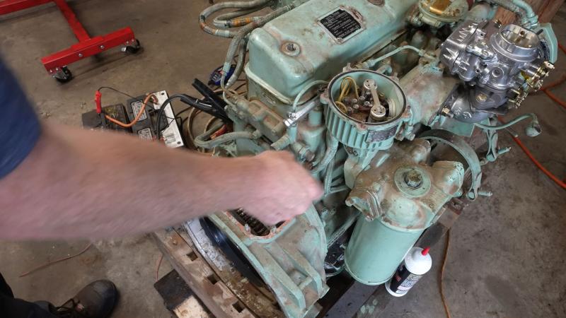 Μηχανικός βάζει μπροστά κινητήρα μετά από 70 χρόνια (Video ...
