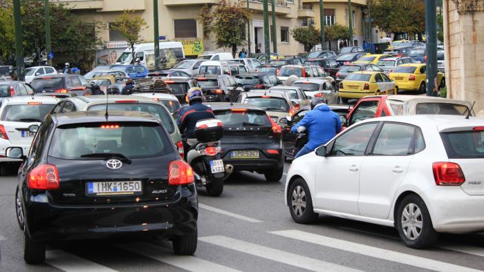 Ελλάδα: Αυτοκίνητο «ρίχνει» άκυρο σε μια έξυπνη διάβαση και γίνεται ...