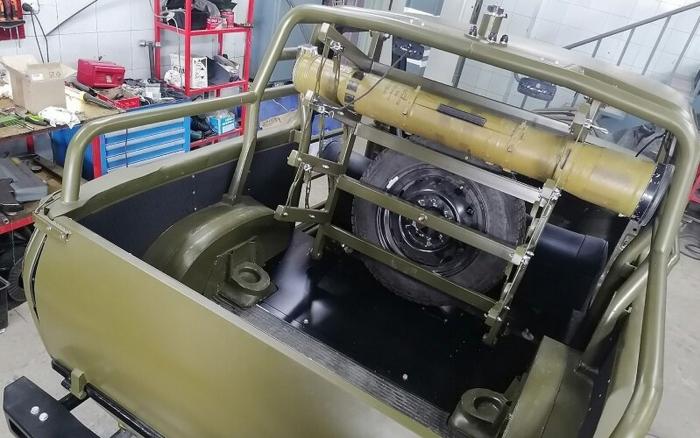 Το Lada Niva και σε στρατιωτικό όχημα | carandmotor.gr