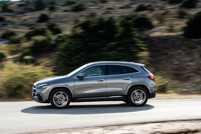 Δοκιμάζουμε τη νέα Mercedes-Benz GLA 250 e | carandmotor.gr