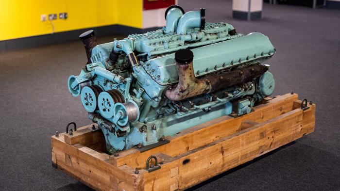 Μηχανικός βάζει μπροστά κινητήρα μετά από 70 χρόνια (Video ...