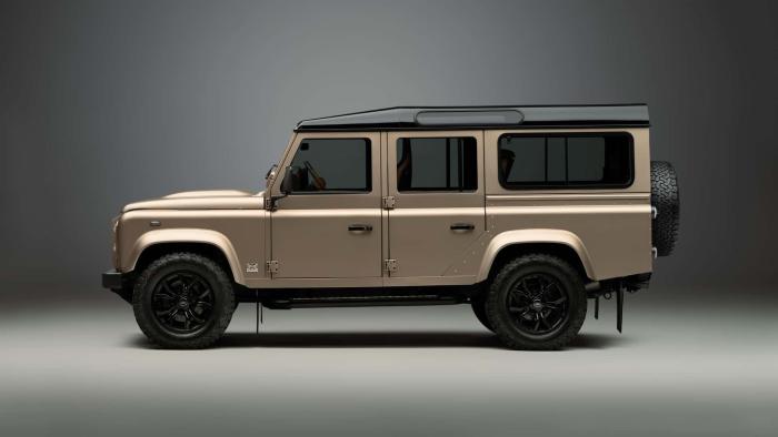 Ακόμη διαθέσιμο είναι το παλιό Land Rover Defender | carandmotor.gr