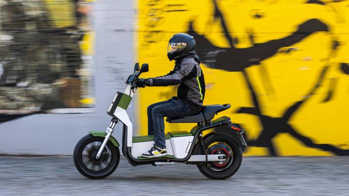 NOOS: Δοκιμάζουμε πρώτοι το ελληνικό ηλεκτρικό scooter που αλλάζει τους ...