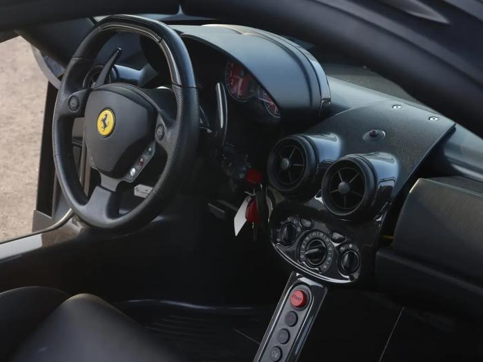 Στο σφυρί η μία και μοναδική μαύρη ματ Ferrari Enzo | carandmotor.gr