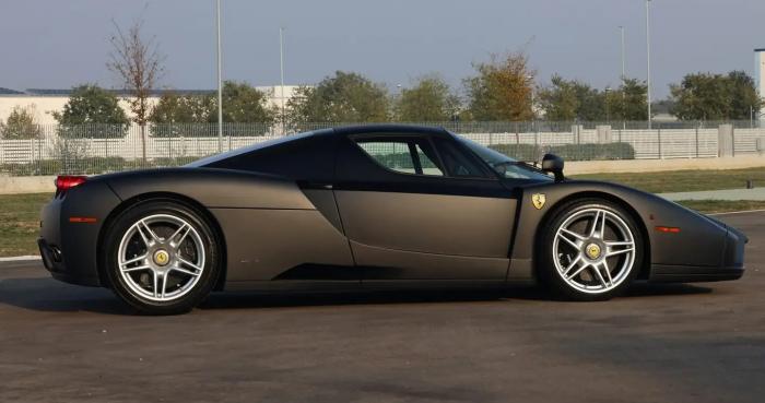Στο σφυρί η μία και μοναδική μαύρη ματ Ferrari Enzo | carandmotor.gr
