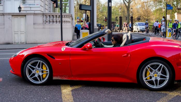 Ποιες γυναίκες αγαπούν περισσότερο τις Ferrari στον κόσμο | carandmotor.gr
