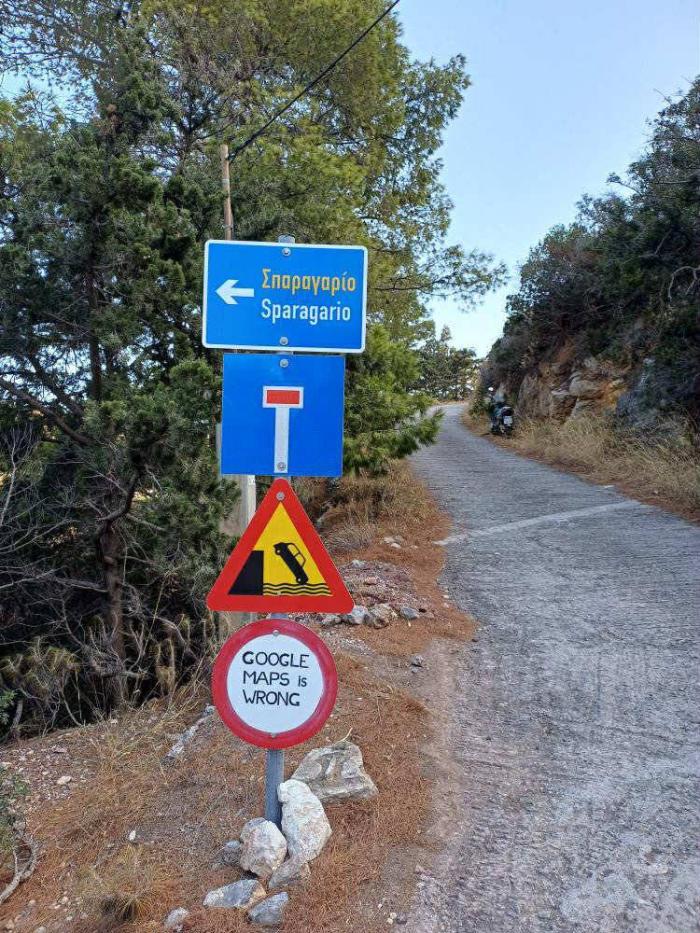 Η ελληνική πινακίδα που έγινε viral -Πού βρίσκεται, για ποιον κίνδυνο ...