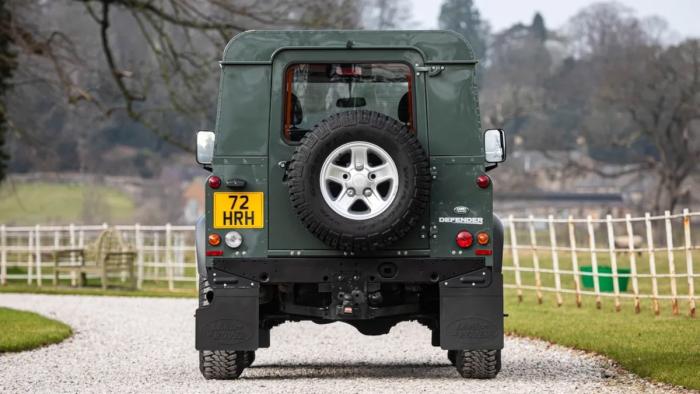 Στο σφυρί το εμβληματικό Land Rover Defender 90 του Βασιλιά Κάρολου ...
