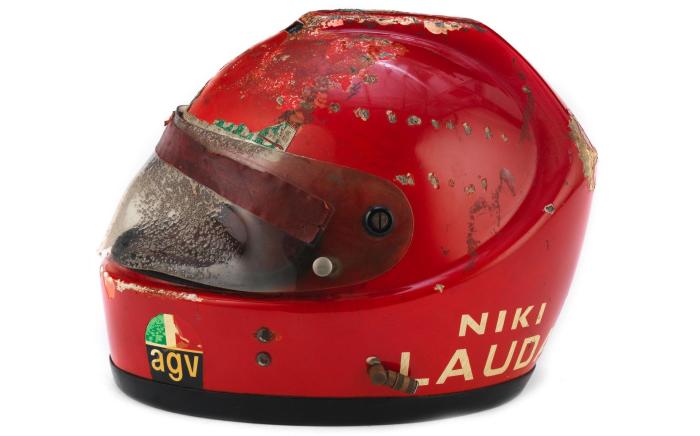 Formula 1: Σε δημοπρασία το μισοκαμένο κράνος του Niki Lauda ...