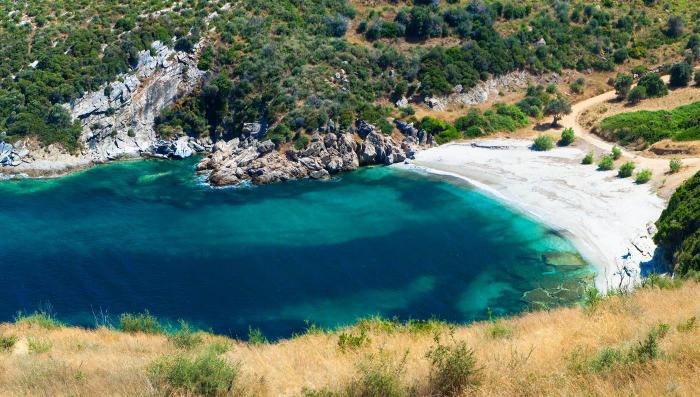 Αυτή είναι η παραλία με τη λευκή άμμο που απέχει μόλις 2 ώρες από την ...