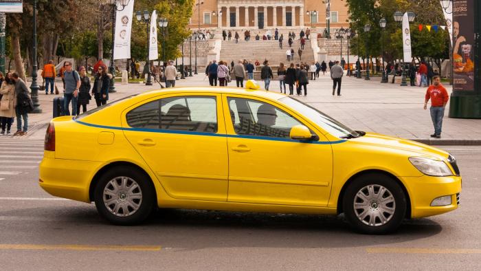 Γιατί τα ταξί έχουν μία οριζόντια μπλε γραμμή; | carandmotor.gr