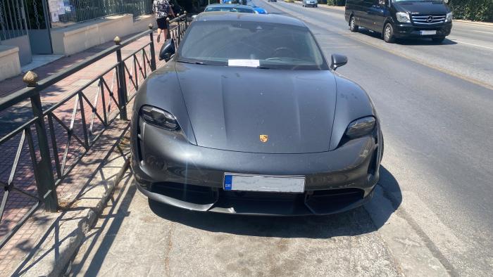 Tο μυστήριο με την παρατημένη Porsche στην καρδιά της Αθήνας –Το ...