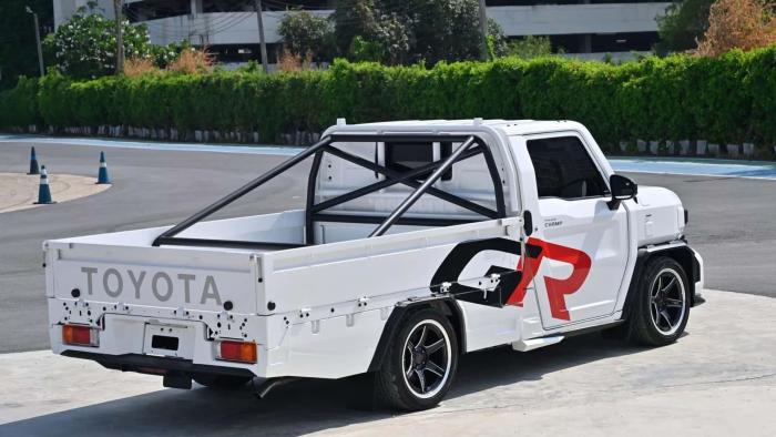 Το Toyota Hilux Champ θα μας οδηγήσει σε ένα μικρότερο Land Cruiser ...