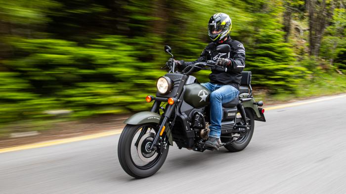 Δοκιμάζουμε τη νέα UM Renegade Commando 125 -Οδηγείται και με δίπλωμα αυτοκινήτου | carandmotor.gr