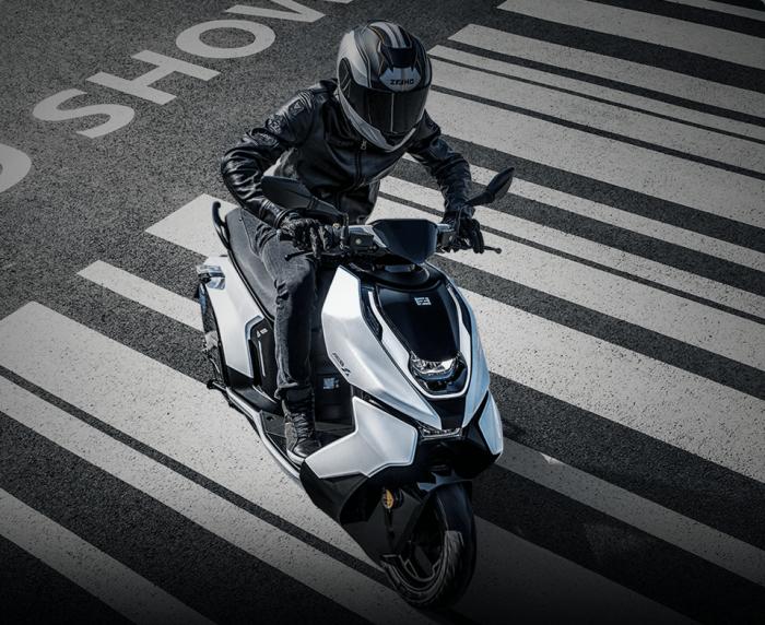 Zeeho AE8S+: Τεχνολογικά προηγμένο, με αυτονομία έως 140 χλμ ...