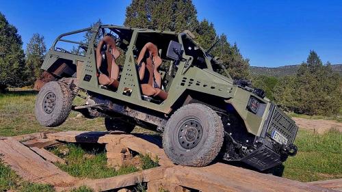 Αυτό το άγριο ισπανικό στρατιωτικό όχημα είναι κατά βάθος ένα Toyota ...