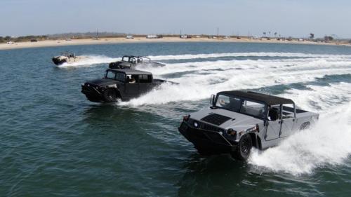 Το πιο εντυπωσιακό αμφίβιο όχημα είναι ένα Hummer που σκίζει τα κύματα ...