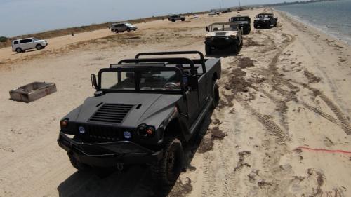 Το πιο εντυπωσιακό αμφίβιο όχημα είναι ένα Hummer που σκίζει τα κύματα ...