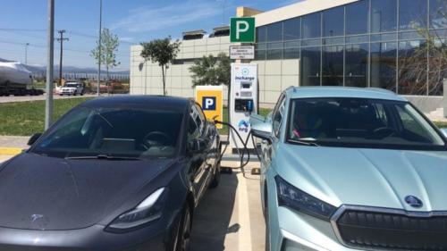 Ελλάδα: Ουρές για φόρτιση ηλεκτρικού αυτοκινήτου στην Εθνική Οδό ...
