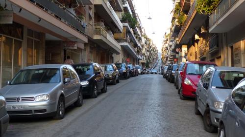 Σε ποια πλευρά του δρόμου επιτρέπεται να παρκάρω; Το λάθος που κάνουμε ...