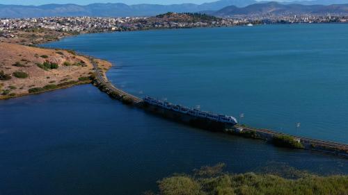 Ράγες πάνω στη θάλασσα: Τα ομορφότερα 450 μέτρα με τρένο βρίσκονται 1 ...