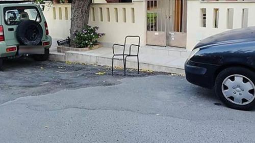 Κρατάς θέση πάρκινγκ στο δρόμο -Αυτό είναι το πρόστιμο που σε περιμένει ...